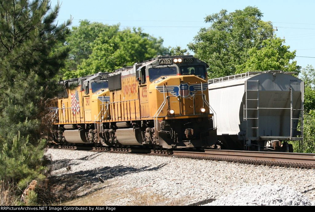 UP SD70M’s 4355 and 3907 round the curve